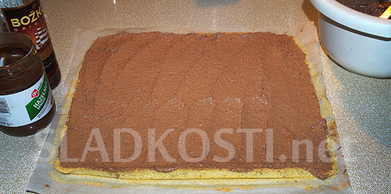Oříšková roláda s krémem – Hančiny Sladkosti.net