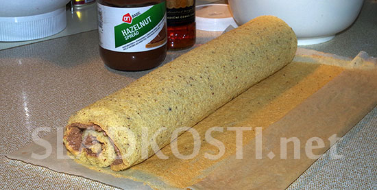 Oříšková roláda s krémem – Hančiny Sladkosti.net