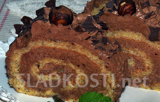 Oříšková roláda s krémem – Hančiny Sladkosti.net